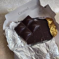 チョコレート入り塩キャラメルダークチョコレート、カカオ55％、90g