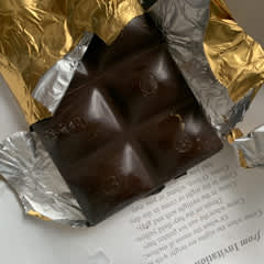 チョコレート入り塩キャラメルダークチョコレート、カカオ55％、90g